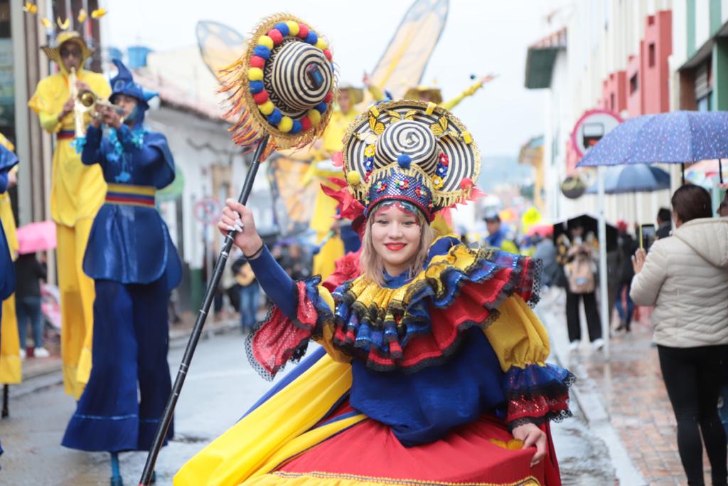 Tunja vibró con el color, la diversidad y fantasía del gran desfile inaugural del FIC ...